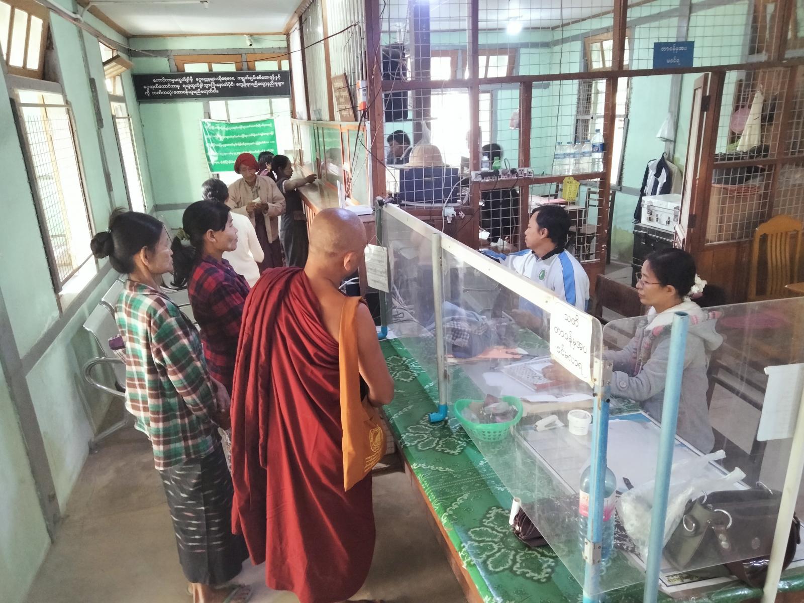 နတ်မောက်မြို့နယ် မြန်မာ့စီးပွာရေးဘဏ်တွင် ပင်စင်လစာငွေများထုတ်ပေး