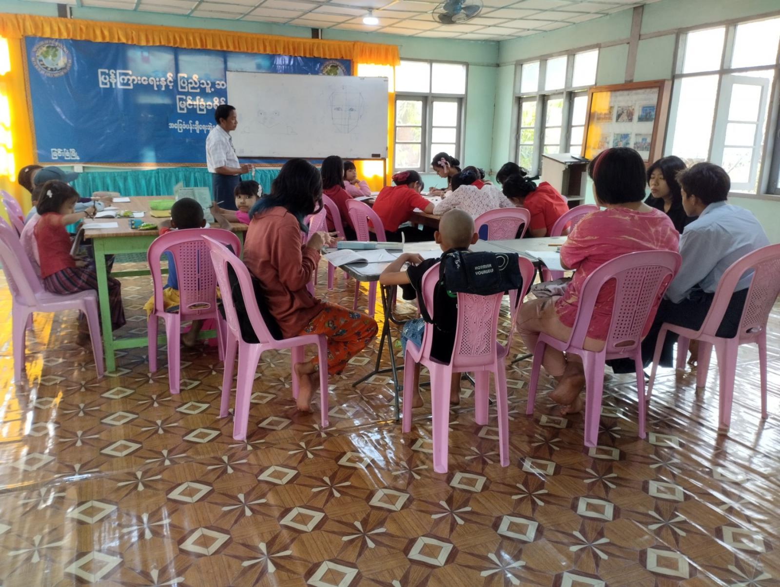 မြင်းခြံ၌ အခြေခံပန်ချီရေးဆွဲနည်းသင်တန်း ဖွင့်လှစ်သင်ကြား Information And Public Relations