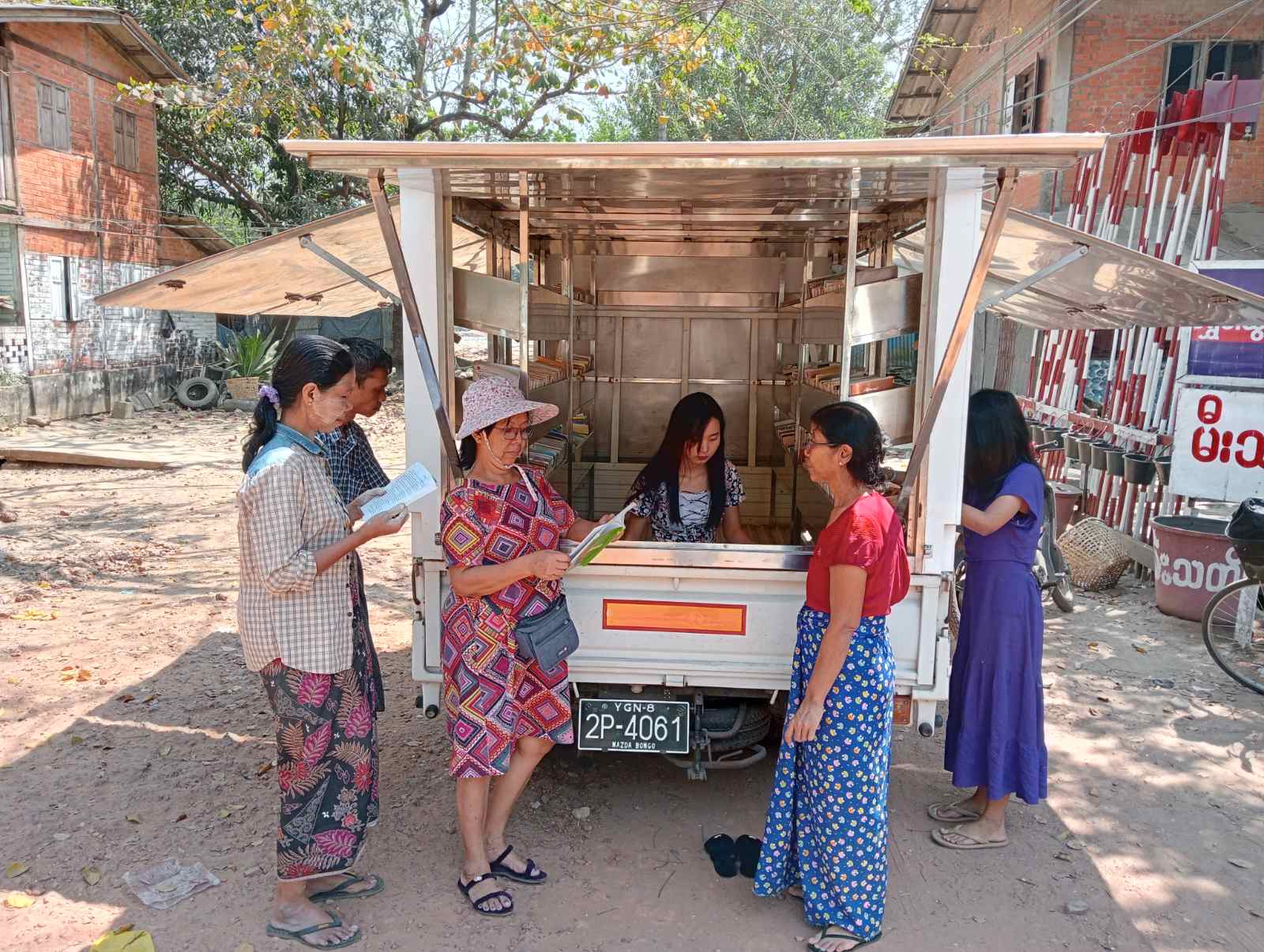 ရန်ကုန်မြောက်ပိုင်းခရိုင် ပြန်ကြားရေးနှင့်ပြည်သူ့ဆက်ဆံရေး ဦးစီးဌာနက ရွေ့လျားစာကြည့်တိုက်မော်တော 