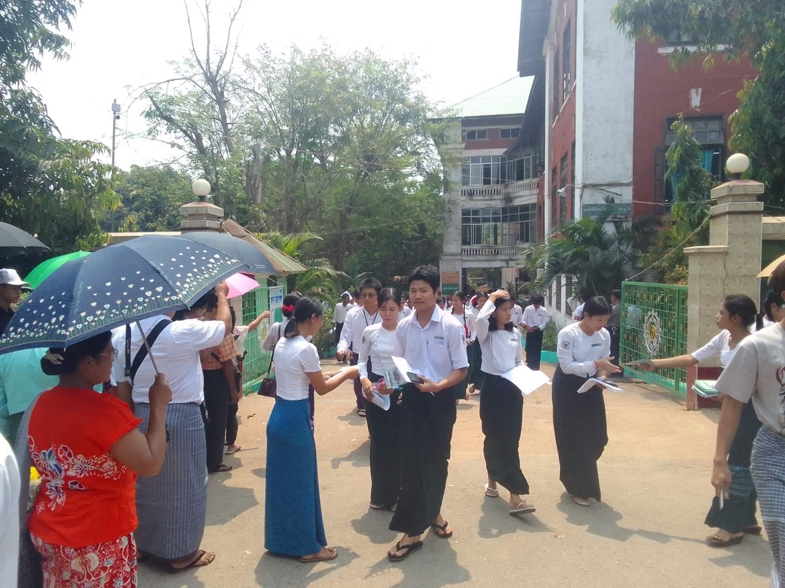 မော်လမြိုင်မြို့တွင် စာမေးပွဲဖြေဆိုခဲ့ကြသည့် ကျောင်းသား၊ ကျောင်းသူမ