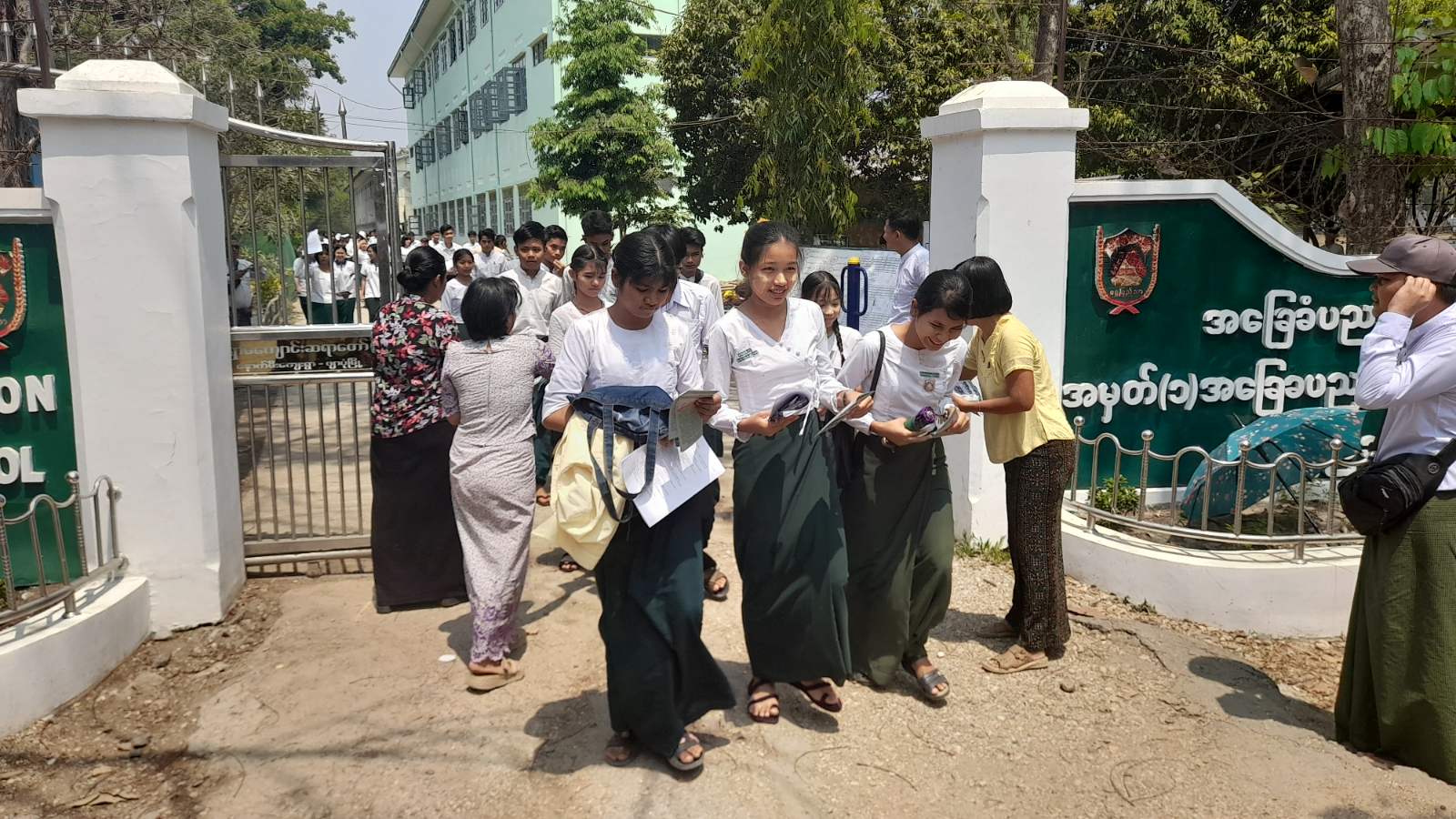 ရွှေပြည်သာမြို့နယ်၌ ၇၉ နှစ်မြောက် တပ်မတော်နေ့အထိမ်းအမှတ် သတင်းစကားလက်ကမ်းစာစောင်များ အခမဲ့ ဖ