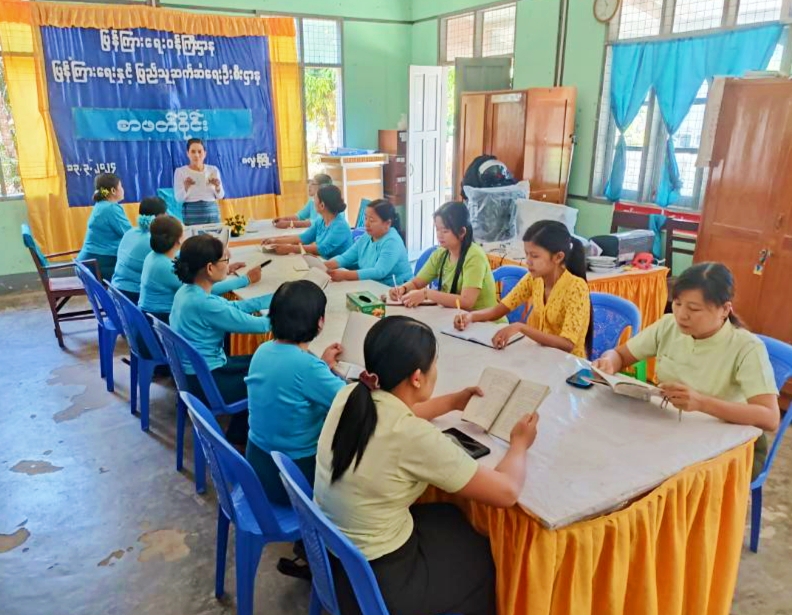 ဇလွန်မြို့ လူထုအခြေပြုဗဟိုဌာန Community Centre ခန်းမ၌ စာဖတ်ဝိုင်းပ