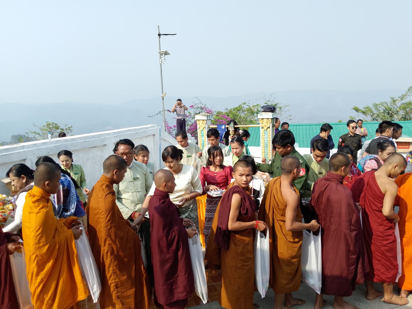 မက်မန်းမြို့တွင် သံဃာအပါး ၃၅၀ အား ဆွမ်းဆန်စိမ်း လောင်းလှူပွဲကျင်းပ