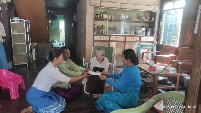 မြဝတီမြို့ အမှတ် ၁ ရပ်ကွက်၌ အသက် ၈၅ နှစ်အထက် အဘိုး၊ အဘွား ခြောက်ဦးအား လူမှုရေးပင်စင်ထောက်ပံ့က