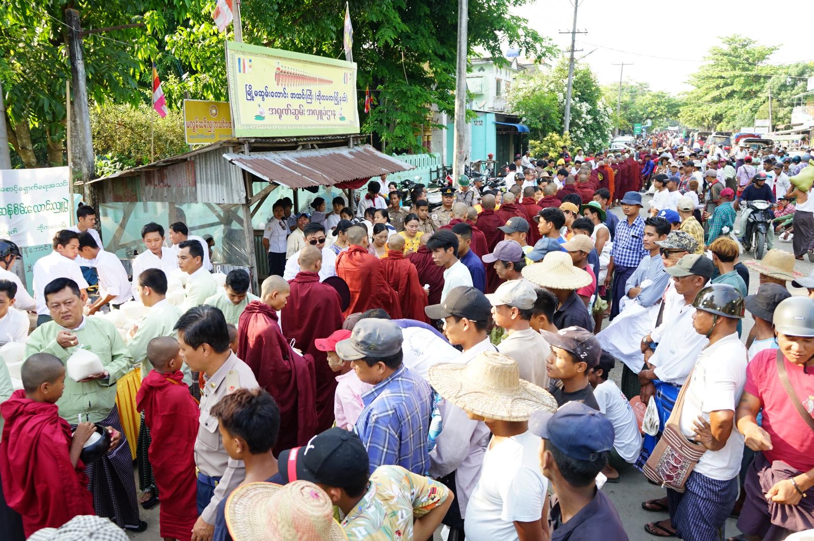 ဘိုကလေးမြို့နယ်တွင် မြို့နယ်လုံးဆိုင်ရာ ဆွမ်းဆန်စိမ်းလောင်းလှူပွဲ စည်ကားသိုက်မြိုက်စွာကျင်းပ
