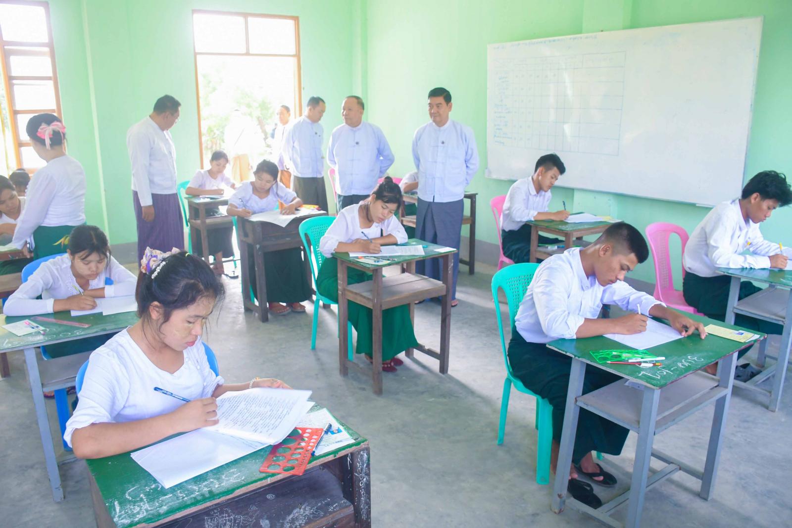 ရခိုင်ပြည်နယ်ဝန်ကြီးချုပ် ဦးထိန်လင်း တက္ကသိုလ်ဝင်စာမေးပွဲအား အထူးအစီအစဉ်တစ်ရပ်အနေဖြင့် စစ်ဆေးနေမ