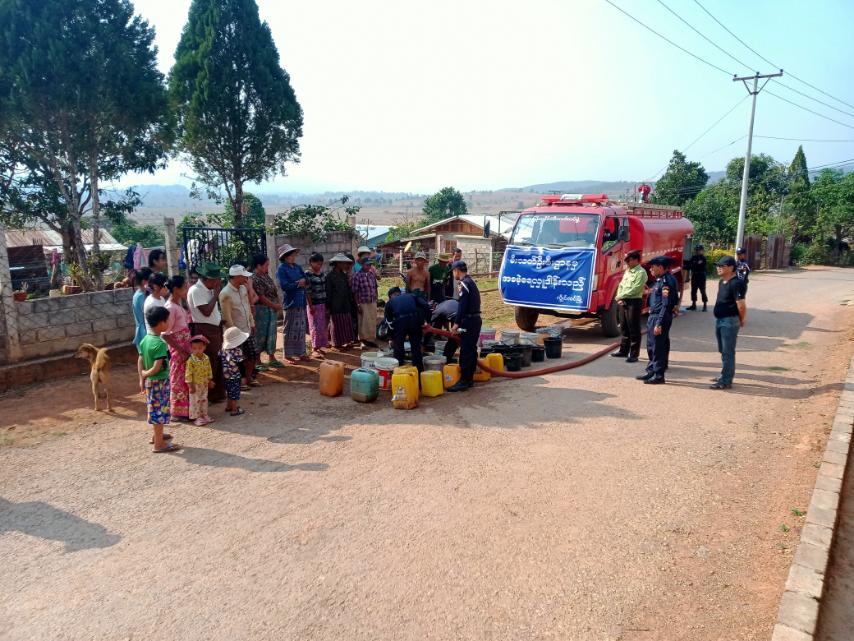 လွိုင်လင်မြို့နယ် မီးသတ်ဦးစီးဌာနမှ ရေရှားပါးသည့်ရပ်ကွက်များသို့ ရေလှူဒ