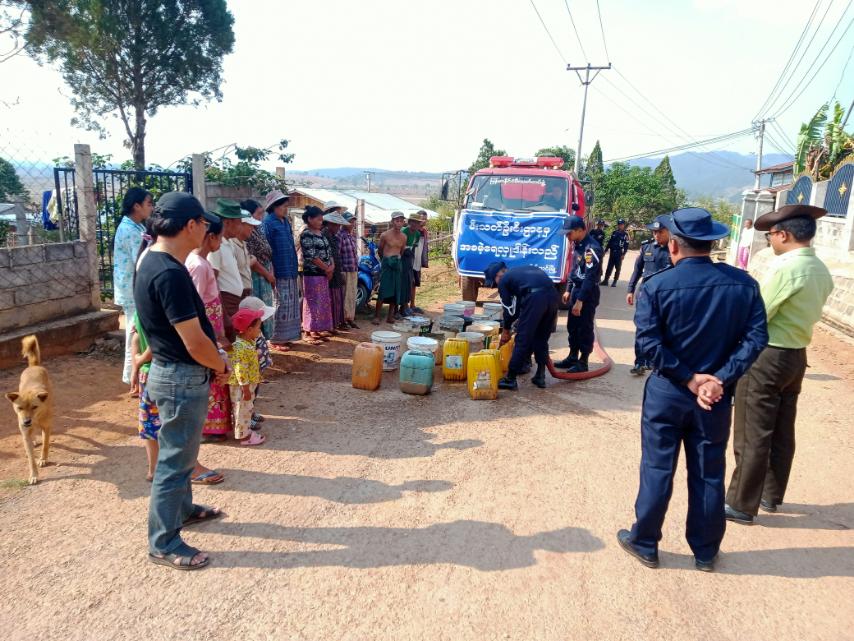 လွိုင်လင်မြို့နယ် မီးသတ်ဦးစီးဌာနမှ ရေရှားပါးသည့်ရပ်ကွက်များသို့ ရေလှူဒ