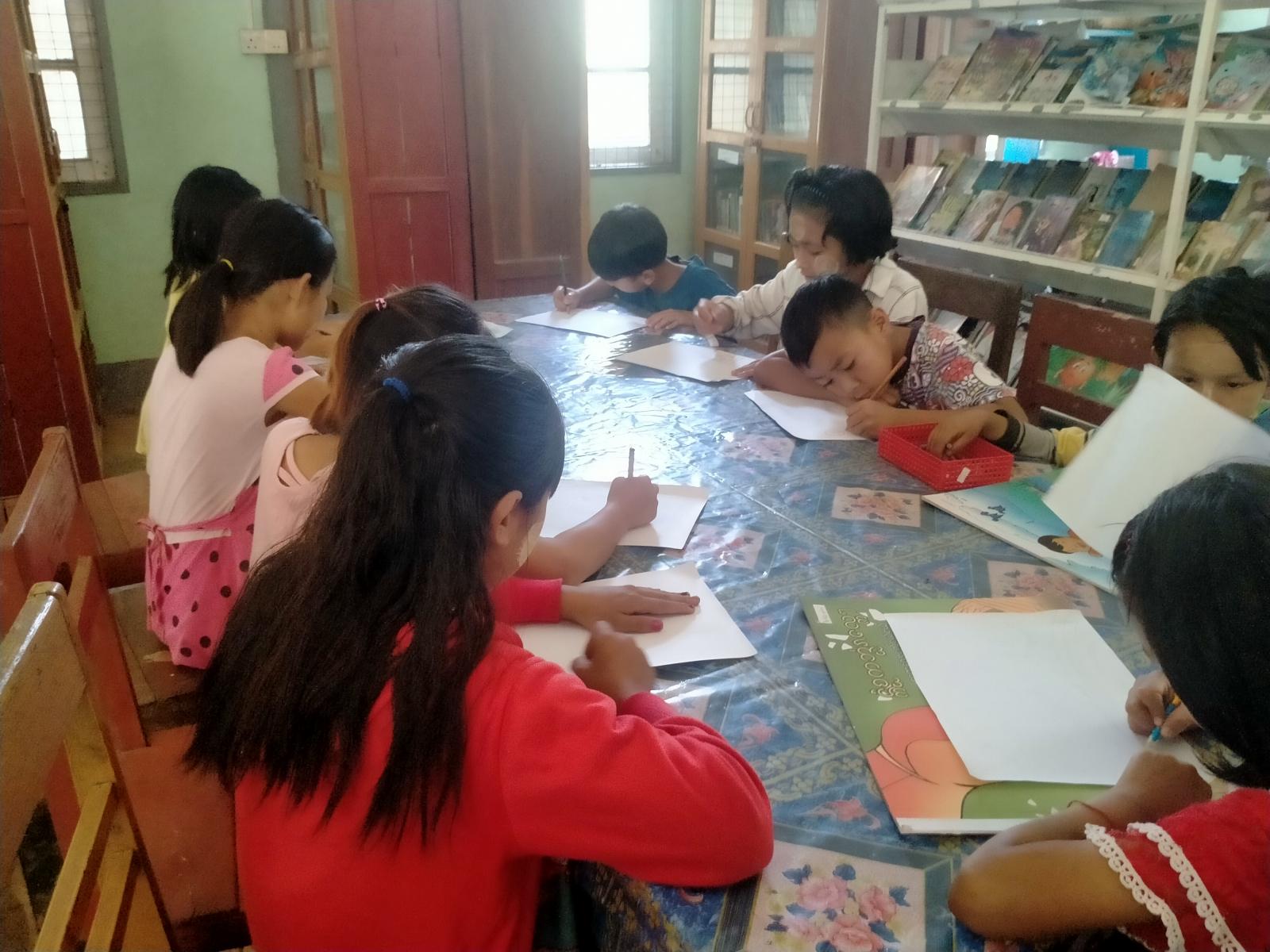 သံတောင်ကြီးမြို့နယ် ပြည်သူ့စာကြည့်တိုက် ကလေးစာဖတ်ခန်းတွင် စိတ်ကြိုက်ပန