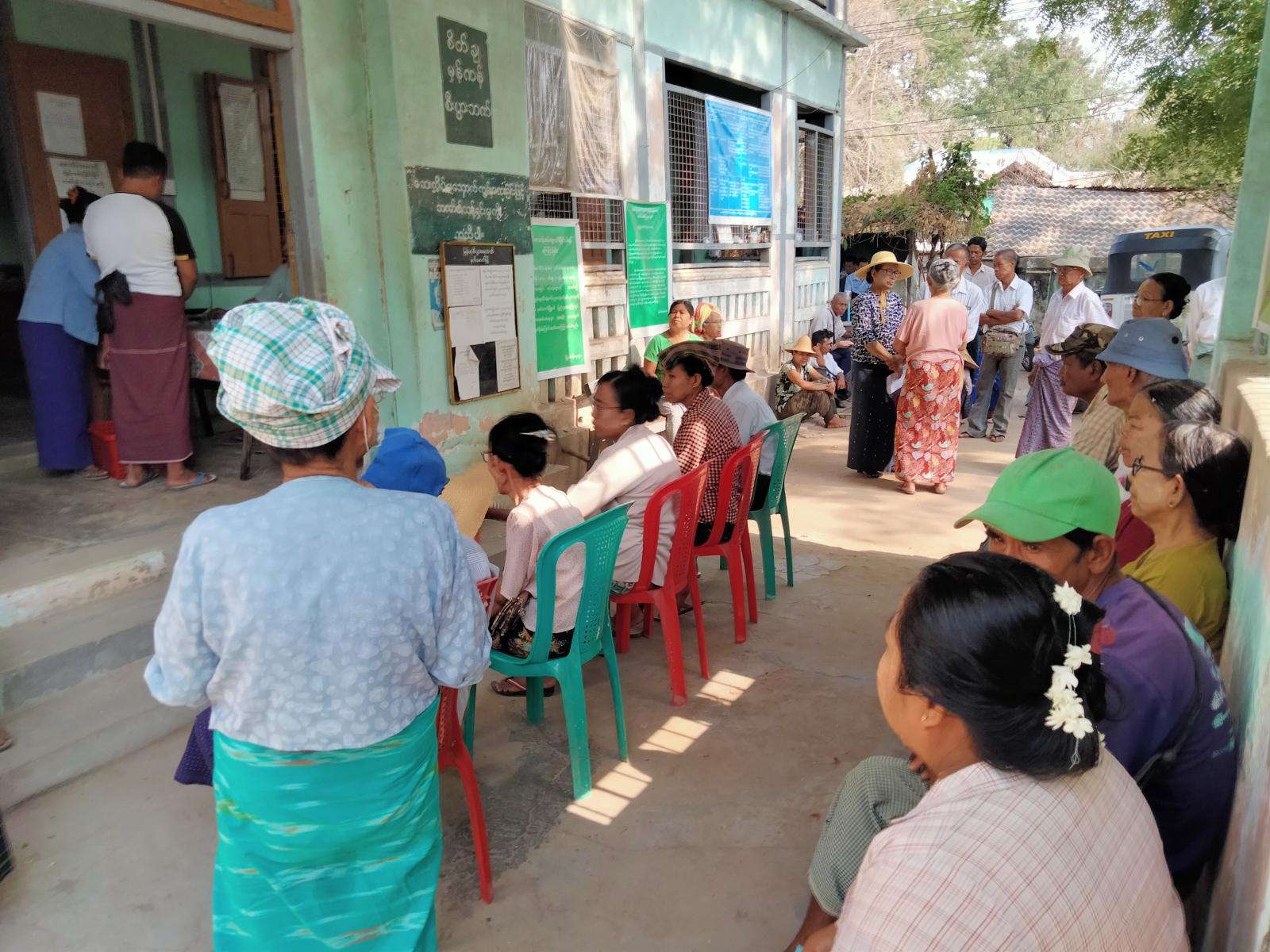 နတ်မောက်မြို့နယ် မြန်မာ့စီးပွာရေးဘဏ်တွင် နိုင်ငံ့ဝန်ထမ်းအငြိမ်းစား ပင