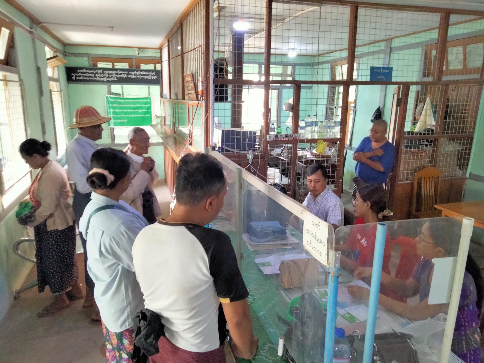 နတ်မောက်မြို့နယ် မြန်မာ့စီးပွာရေးဘဏ်တွင် နိုင်ငံ့ဝန်ထမ်းအငြိမ်းစား ပင