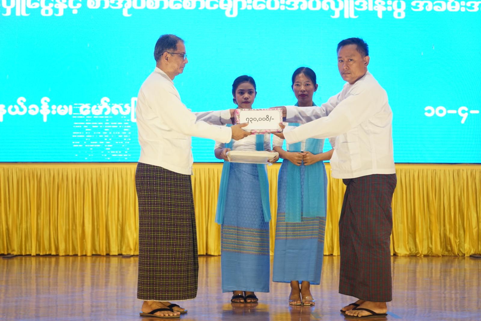 မွန်ပြည်နယ်ဝန်ကြီးချုပ် ဦးအောင်ကြည်သိန်း စာကြည့်တိုက်များအတွက် စာအုပ်စာစောင်များနှင့် အလှူငွေမ