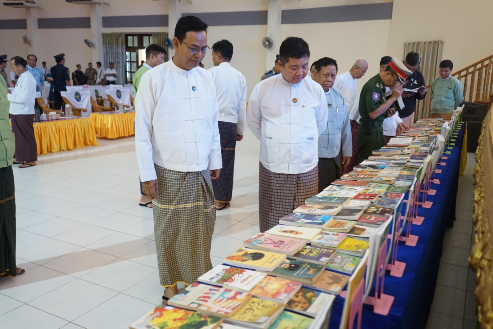 မွန်ပြည်နယ်ဝန်ကြီးချုပ် ဦးအောင်ကြည်သိန်း စာကြည့်တိုက်များအတွက် စာအုပ်စာစောင်များနှင့် အလှူငွေမ