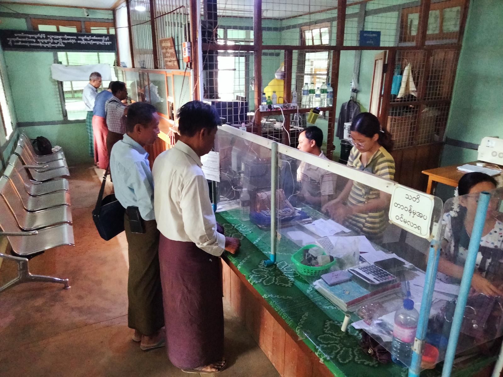 နတ်မောက်မြို့နယ် မြန်မာ့စီးပွာရေးဘဏ်တွင် နိုင်ငံ့ဝန်ထမ်းအငြိမ်းစားမ