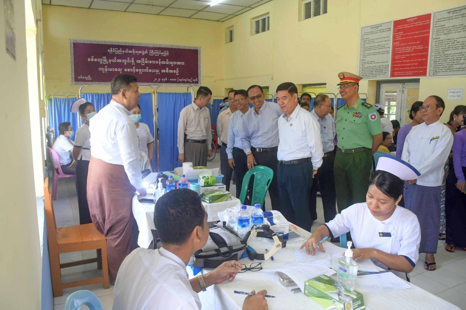 ရခိုင်ပြည်နယ်ဝန်ကြီးချုပ် ဦးထိန်လင်း စစ်တွေမြို့နယ်အတွင်းရှိ အငြိမ်းစားဝန်ထမ်းများအား ကျန