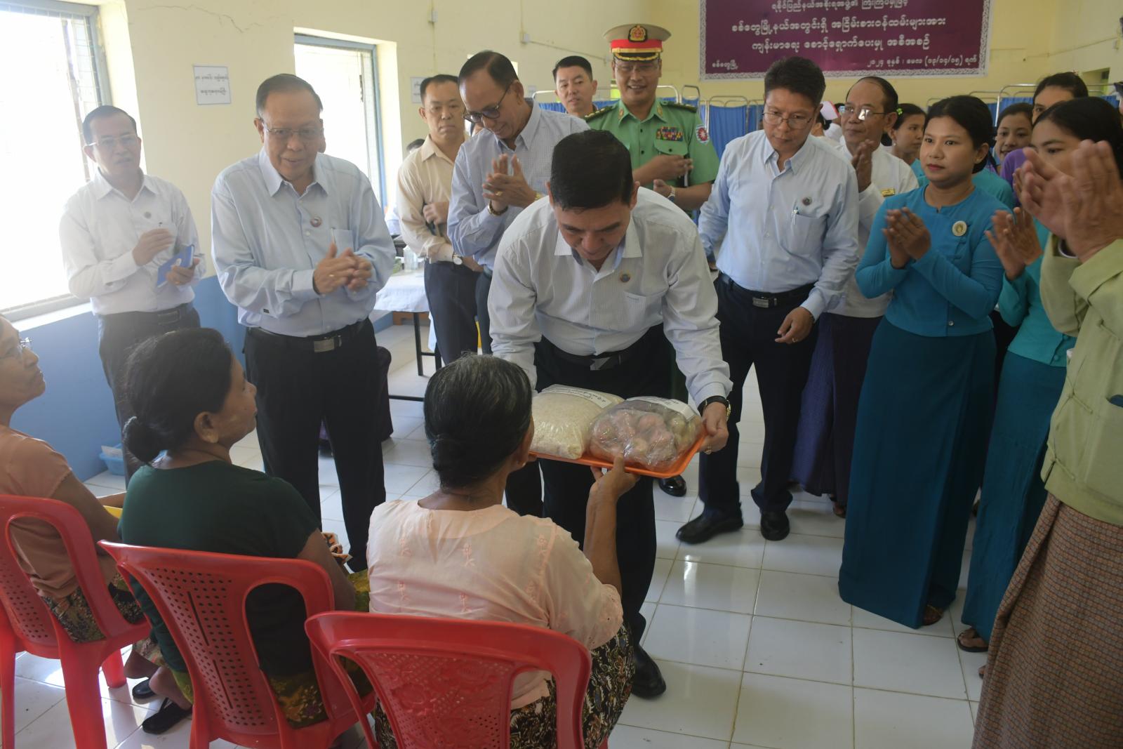 ရခိုင်ပြည်နယ်ဝန်ကြီးချုပ် ဦးထိန်လင်း စစ်တွေမြို့နယ်အတွင်းရှိ အငြိမ်းစားဝန်ထမ်းများအား ကျန