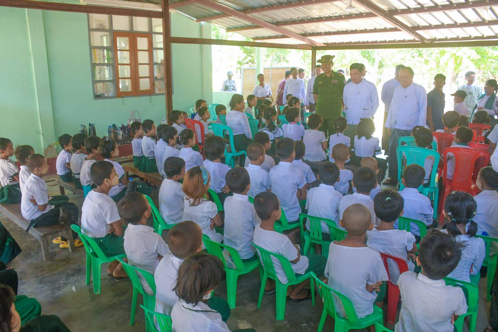 ရခိုင်ပြည်နယ်ဝန်ကြီးချုပ် ဦးထိန်လင်း ကျောင်းသား၊ ကျောင်းသူများကျောင်းအပ