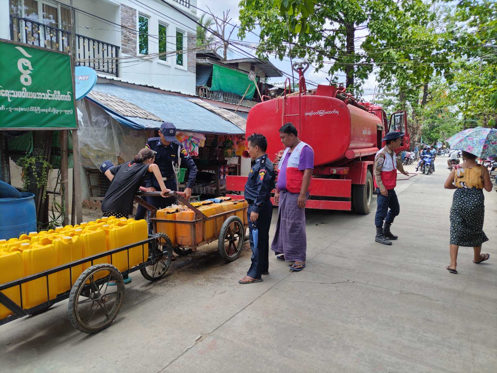 ဆိပ်ကြီးခနောင်တိုမြို့နယ် မီးသတ်ဦးစီးဌာနမှ မြို့နယ်နေပြည်သူများအား သောက်သုံးရေများ လိုက်လံဖြန့