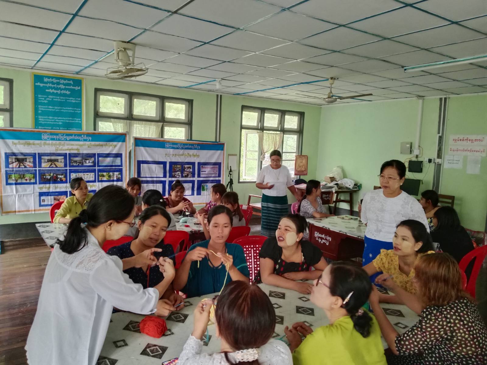 သုံးခွမြို့နယ် လူထုအခြေပြုဗဟိုဌာန Community Centre ခန်းမတွင် အိမ်တွင