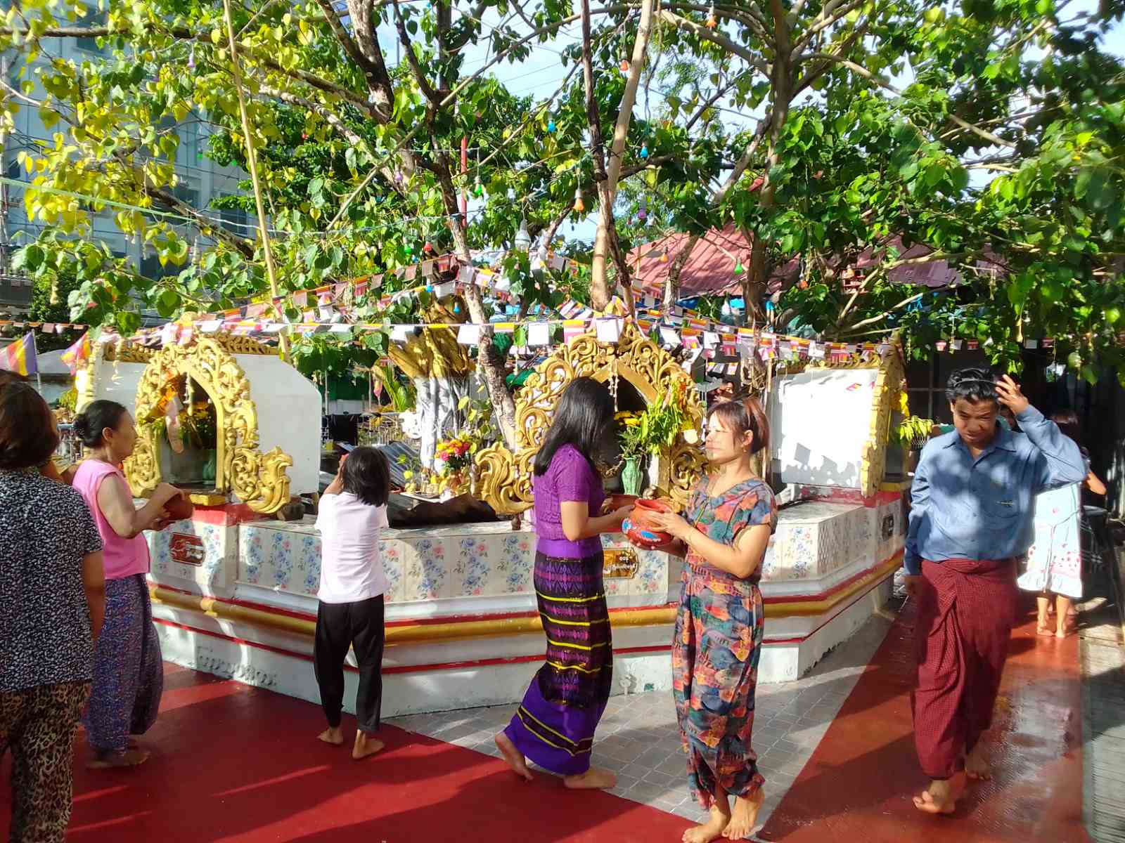 ဒေါပုံမြို့နယ် ပြည်လုံးချမ်းသာ ဆုတောင်းပြည့်အေးစေတီတော်တွင် ကဆုန်လပြည့