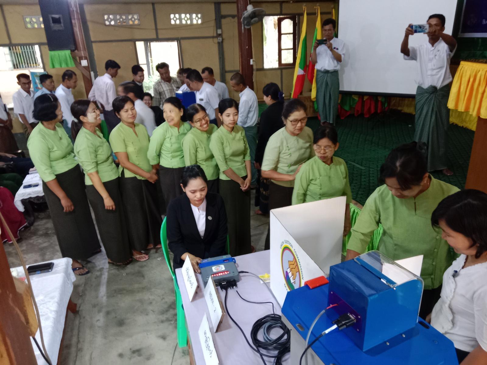 အုတ်ဖိုမြို့နယ်တွင် မြန်မာအီလက်ထရောနစ်မဲပေးစက်ဖြင့် လက်တွေ့သရုပ်ပြစမ