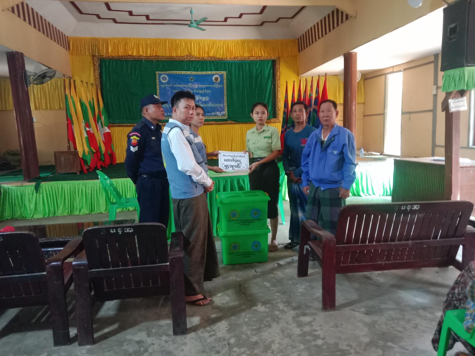အုတ်ဖိုမြို့နယ်တွင် လေဘေးသင့်ပြည်သူများအား ထောက်ပံ့ငွေပေးအပ