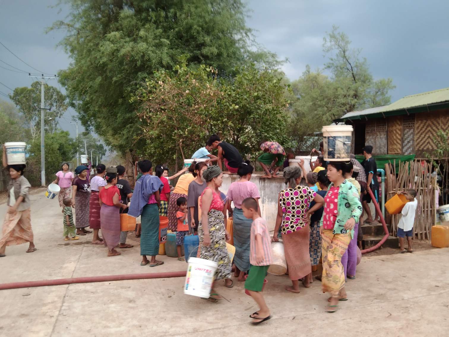 ဆင်ပေါင်ဝဲမြို့နယ် ရွာသစ်ကျေးရွာရှိ ပြည်သူများထံ သောက်သုံးရေ ဂါလံ ၁၆၀၀