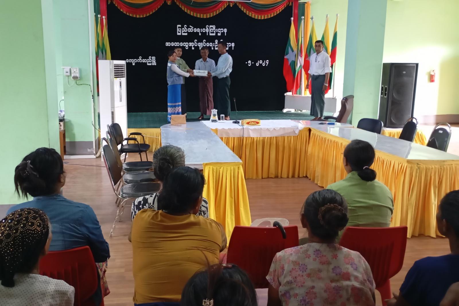 ကျောက်ဆည်မြို့နယ်၌ လေပြင်းတိုက်ခတ်မှုကြောင့် အမိုးလန်ပျက်စီးခဲ့သည့် က