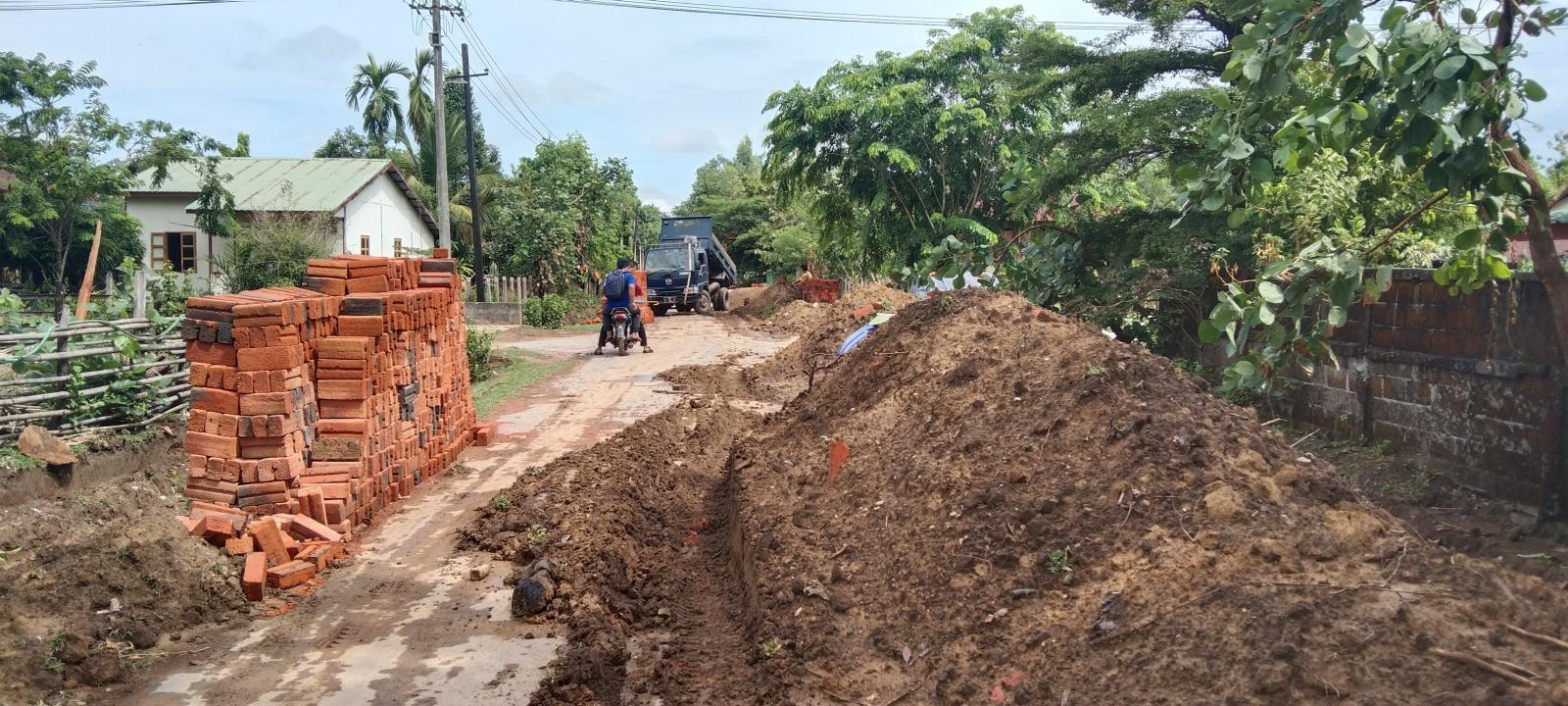ပိုင်ကျုံမြို့ အမှတ် ၂ ရပ်ကွက် ဘုရားကျောင်းလမ်းရှိ လမ်းဘေးဝဲယာအား အုတ