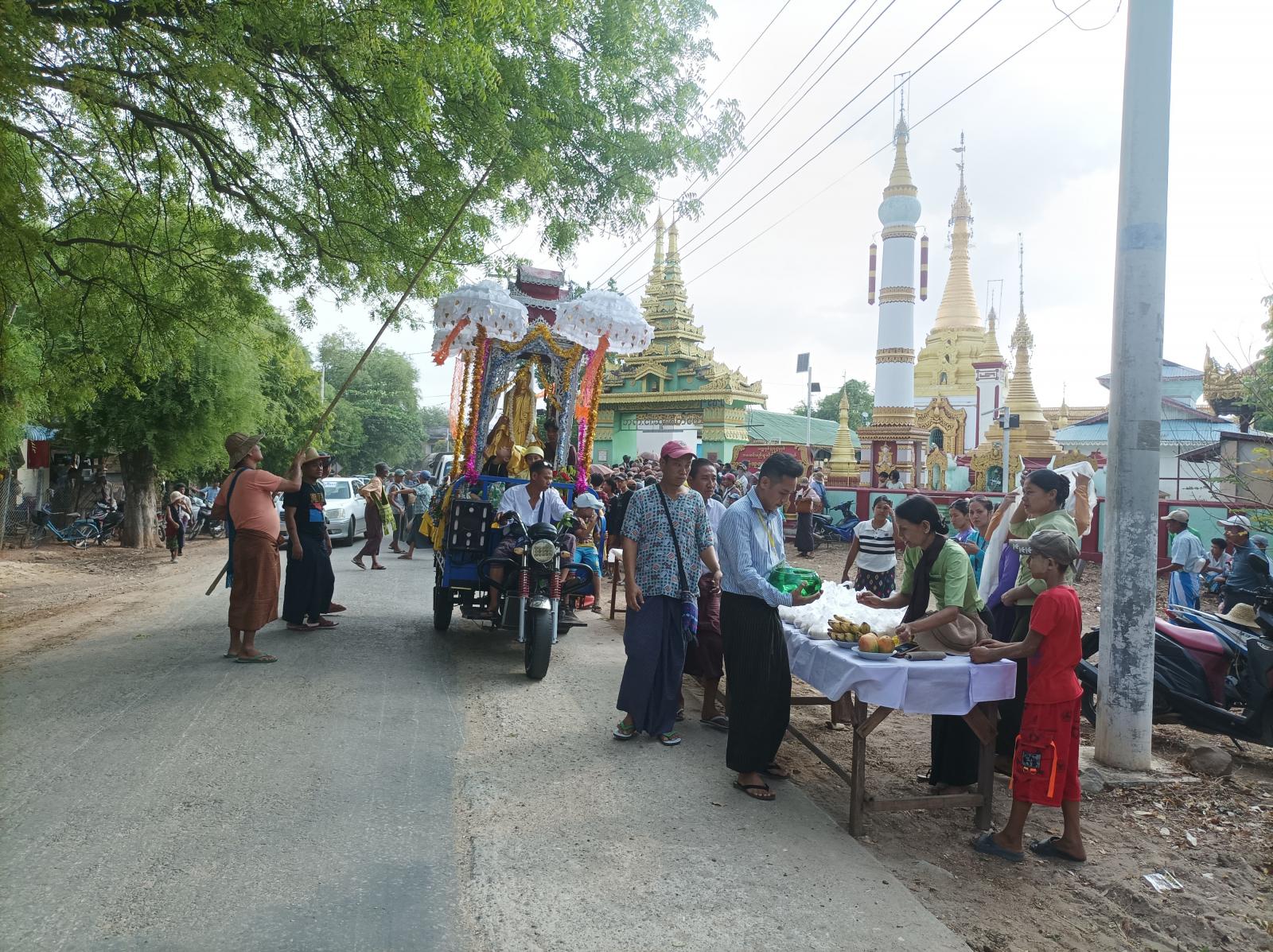 ဆင်ပေါင်ဝဲမြို့၌ မြို့လုံးကျွတ် ဆွမ်းဆန်စိမ်း စုပေါင်းလောင်းလှူပွဲကို