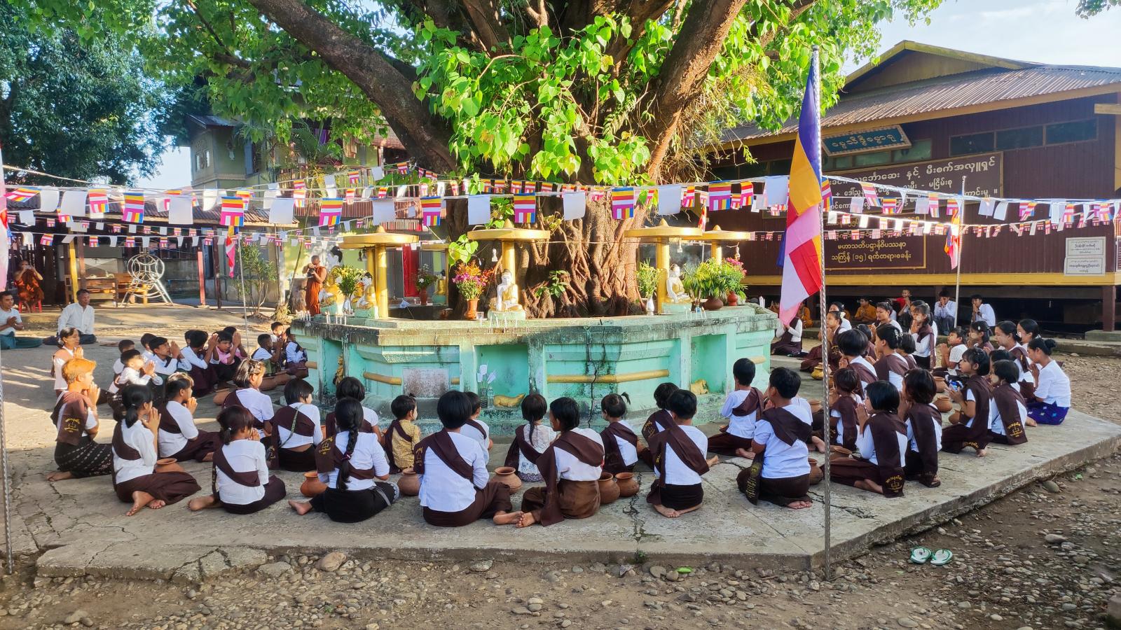 ခန္တီးမြို့ကျက်သရေဆောင် မြသိန်းတန်စေတီတော်မြတ်ကြီးတွင် ကဆုန်ညောင်ရေသွန