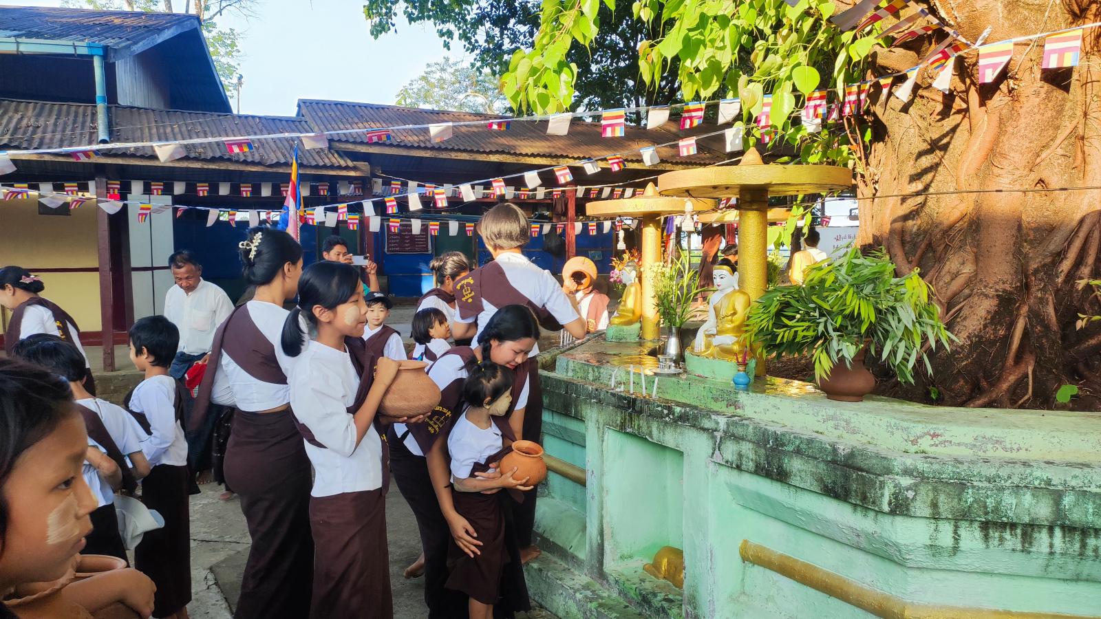 ခန္တီးမြို့ကျက်သရေဆောင် မြသိန်းတန်စေတီတော်မြတ်ကြီးတွင် ကဆုန်ညောင်ရေသွန