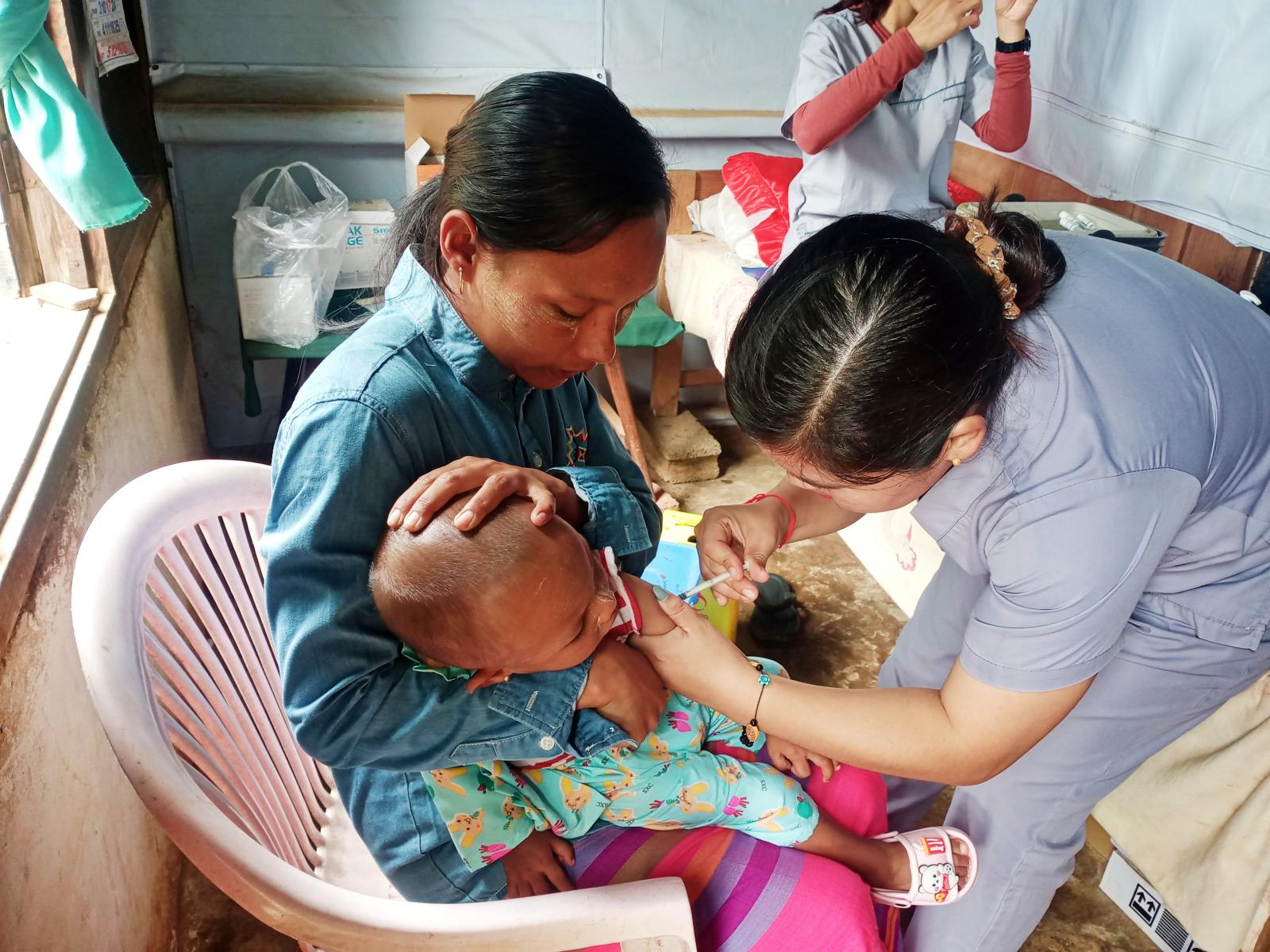 ပင်လုံမြို့၌ အသက် ၁ နှစ်ခွဲအောက် ကလေးငယ်များအား ပုံမှန်ကာကွယ်ဆေးတိုက်ခ