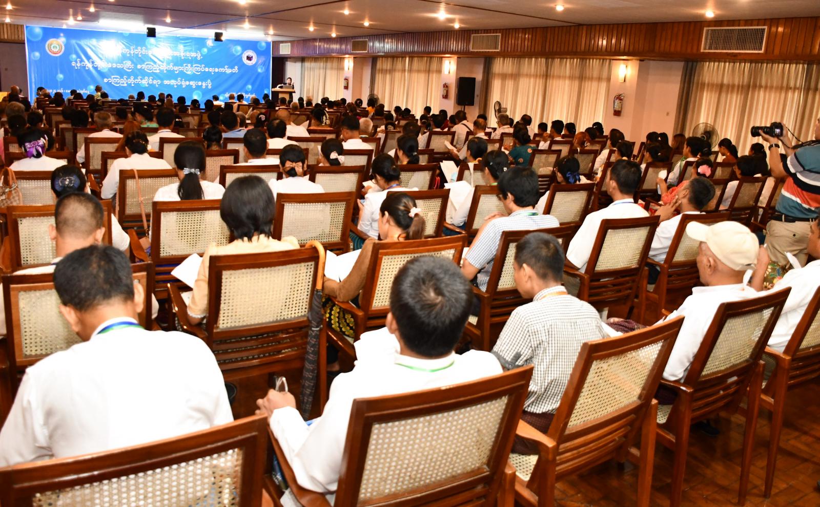 မွန်ပြည်နယ် ဝန်ကြီးချုပ် ဦးအောင်ကြည်သိန်း မွန်ပြည်နယ်ဘောလုံးအဖွဲ့ချုပ