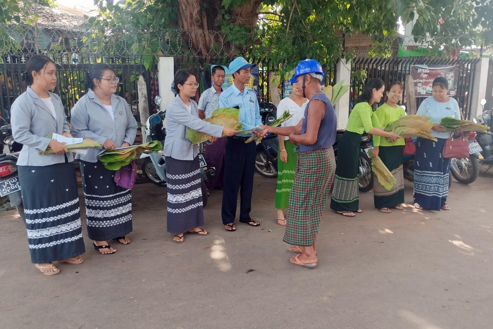 သရက်မြို့၌ ပလတ်စတစ်ညစ်ညမ်းညမ်းမှု လျှော့ချရေး အသိပညာပေး လက်ကမ်းစာစောင်မ