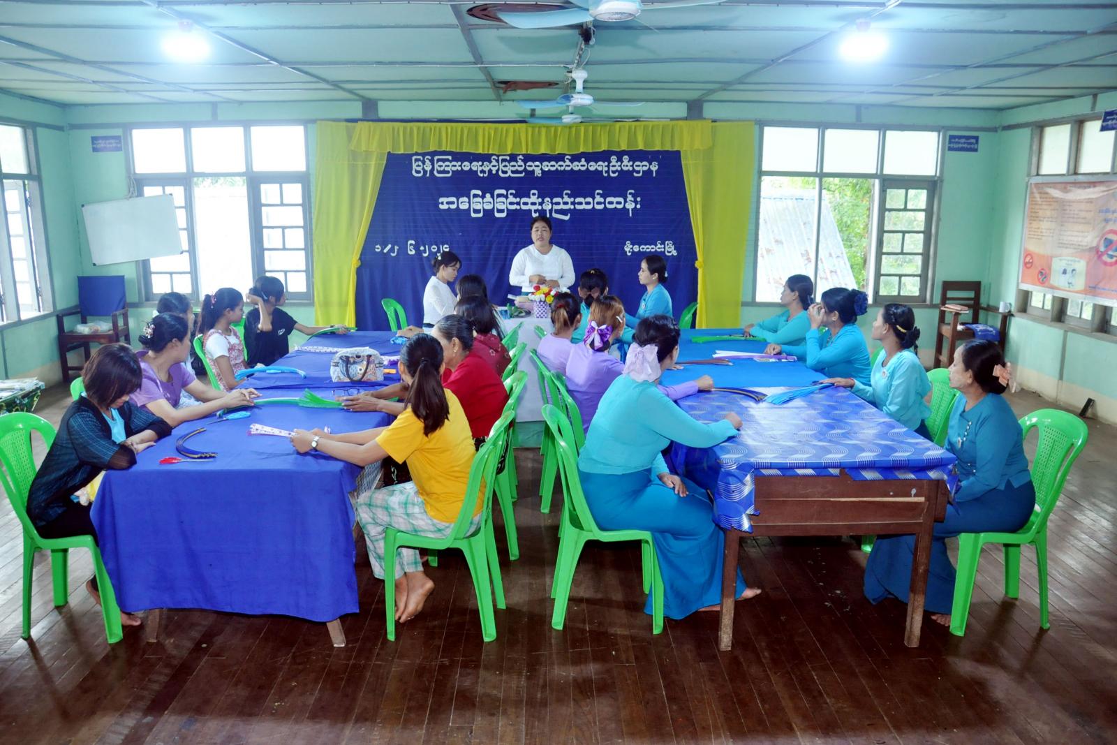 မိုးကောင်းမြို့ Community Centre ခန်းမ၌ အိမ်တွင်းလက်မှုပညာအခြေခံခြင်း
