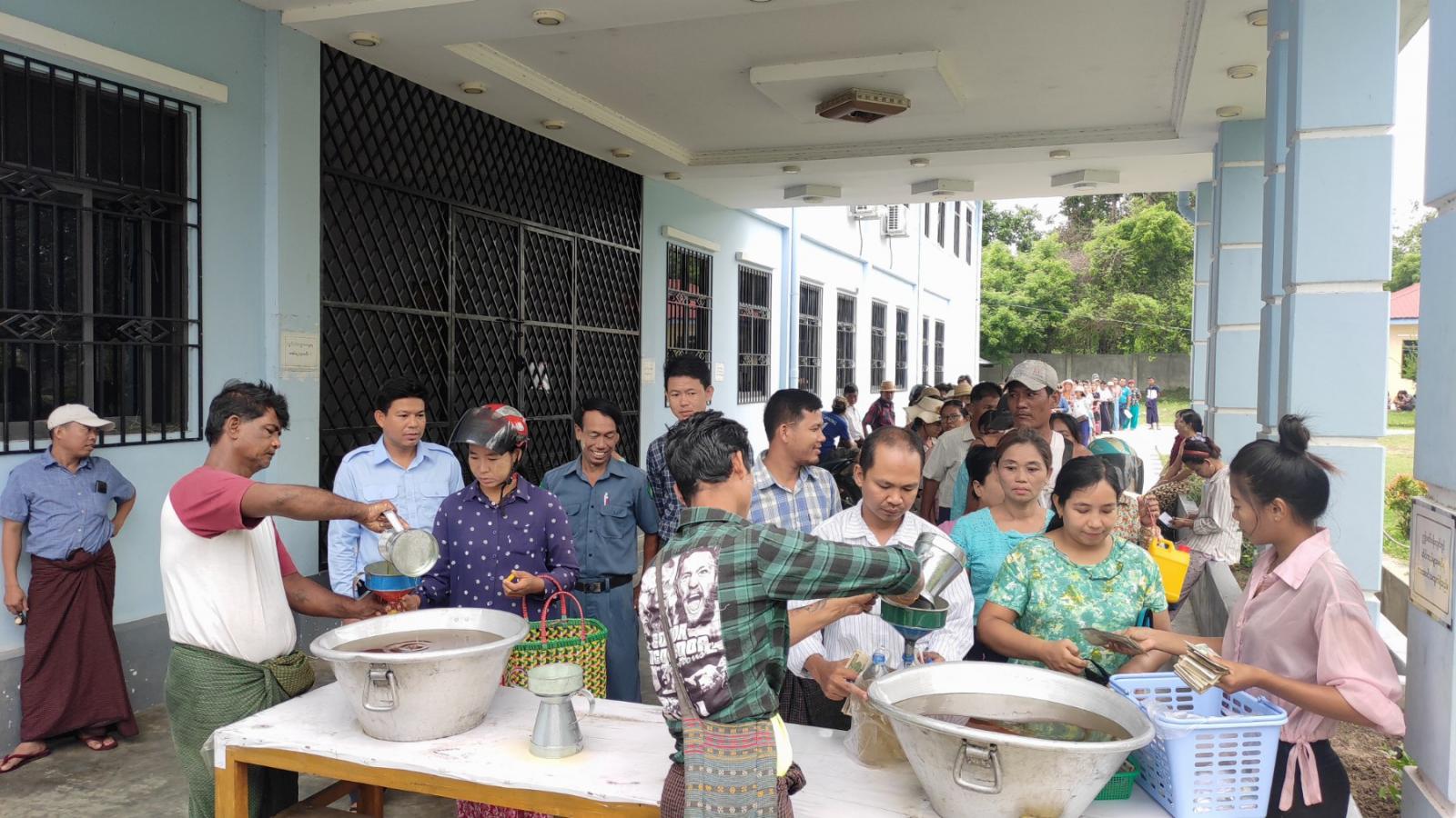 ကန့်ဘလူ၌ စျေးနှုန်းသက်သာစွာဖြင့် စားအုန်းဆီများကို ရောင်းချပေး