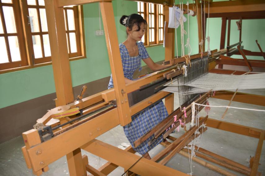 ရက်ကန်းနှင့် အသက်မွေးပညာသင်တန်းကျောင်း မုံရွာ မှ Msme လုပ်ငန်းများ ဖ