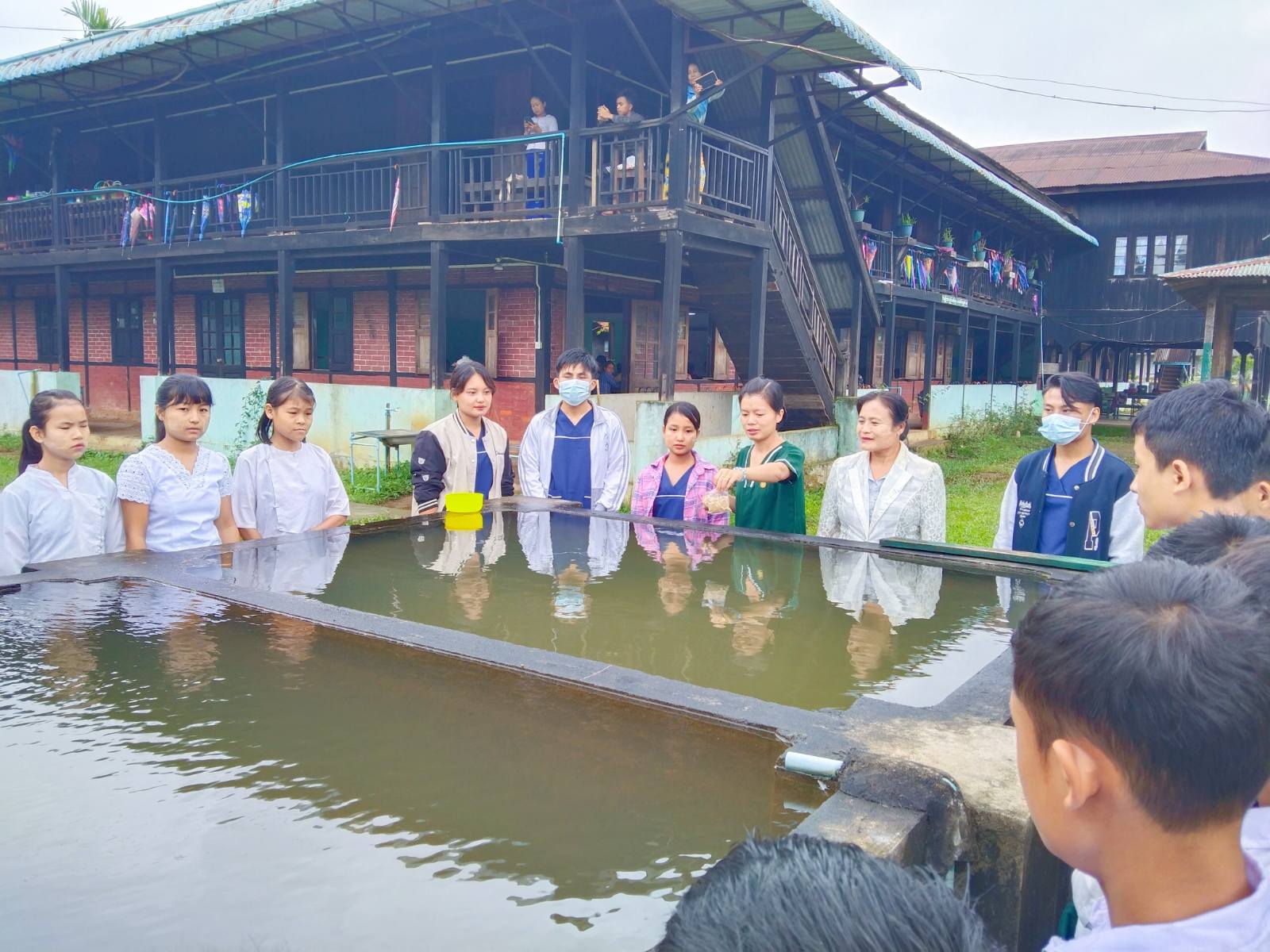 လိပ်သိုမြို့ အခြေခံပညာအထက်တန်းကျောင်း၌ အဘိတ်ဆေးခတ်ခြင်းနှင့် ဖုံး၊ သွန