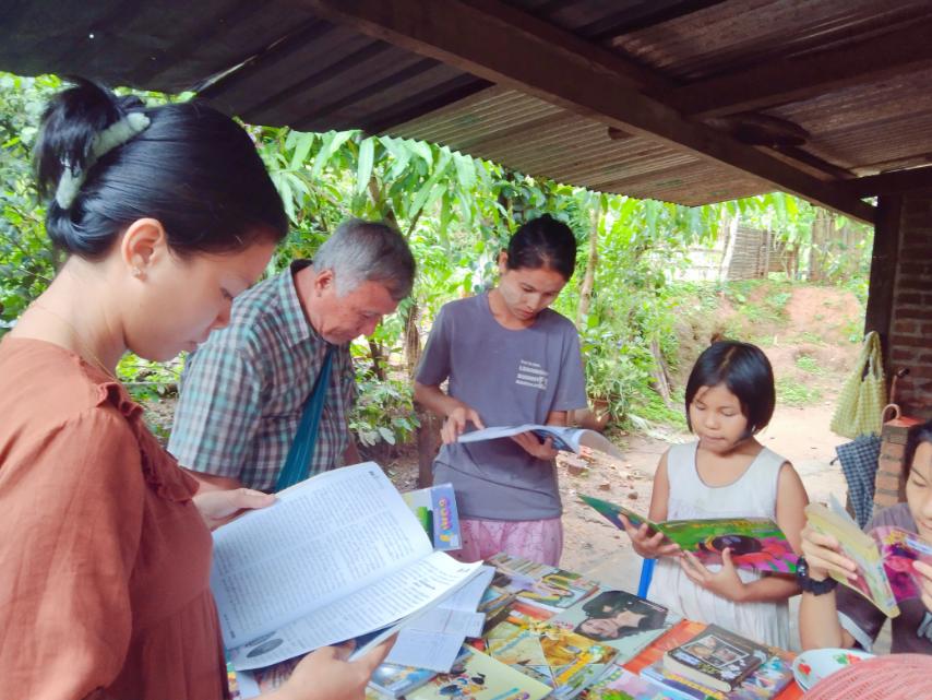 လိပ်သိုမြို့၌ စာဖတ်ရှိန်မြှင့်တင်ရေး မြို့ပေါ်ရပ်ကွက်များသို့ Mobile
