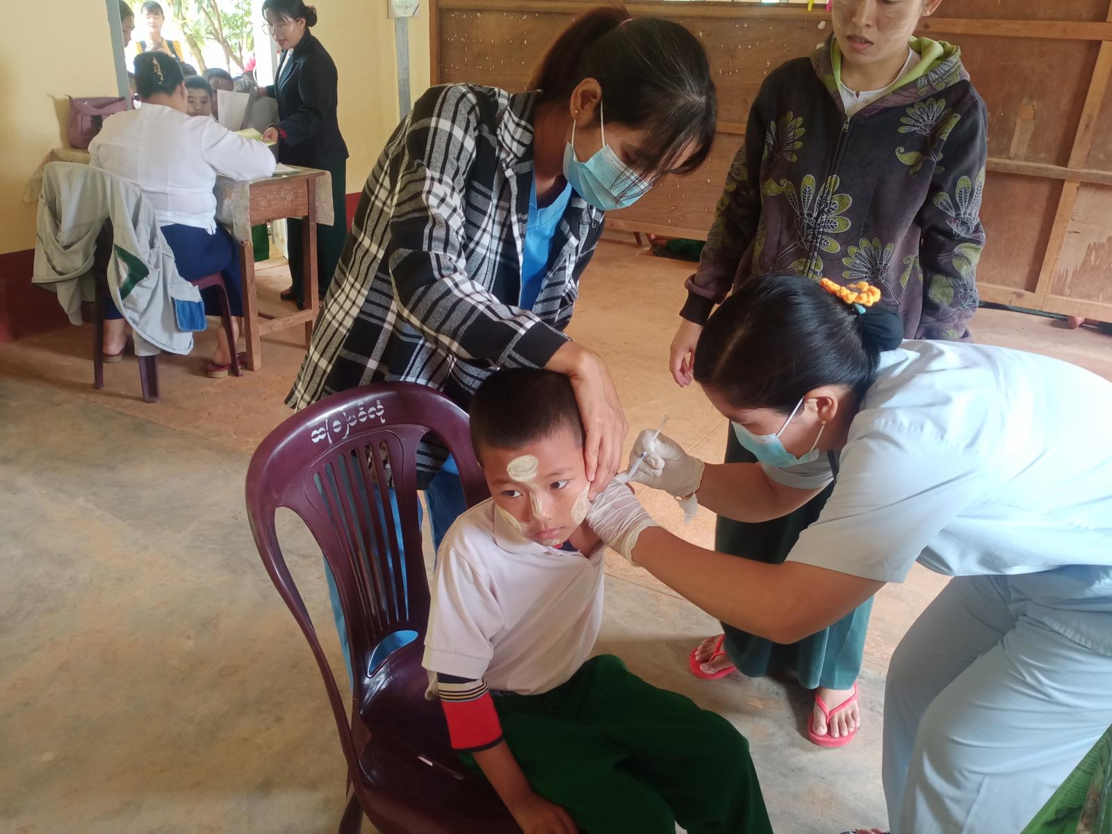 ပင်လုံမြို့၊ အ ထ က ၁ ကျောင်းမှ ကျောင်းသား ကျောင်းသူလေးများအား ဆုံဆို့