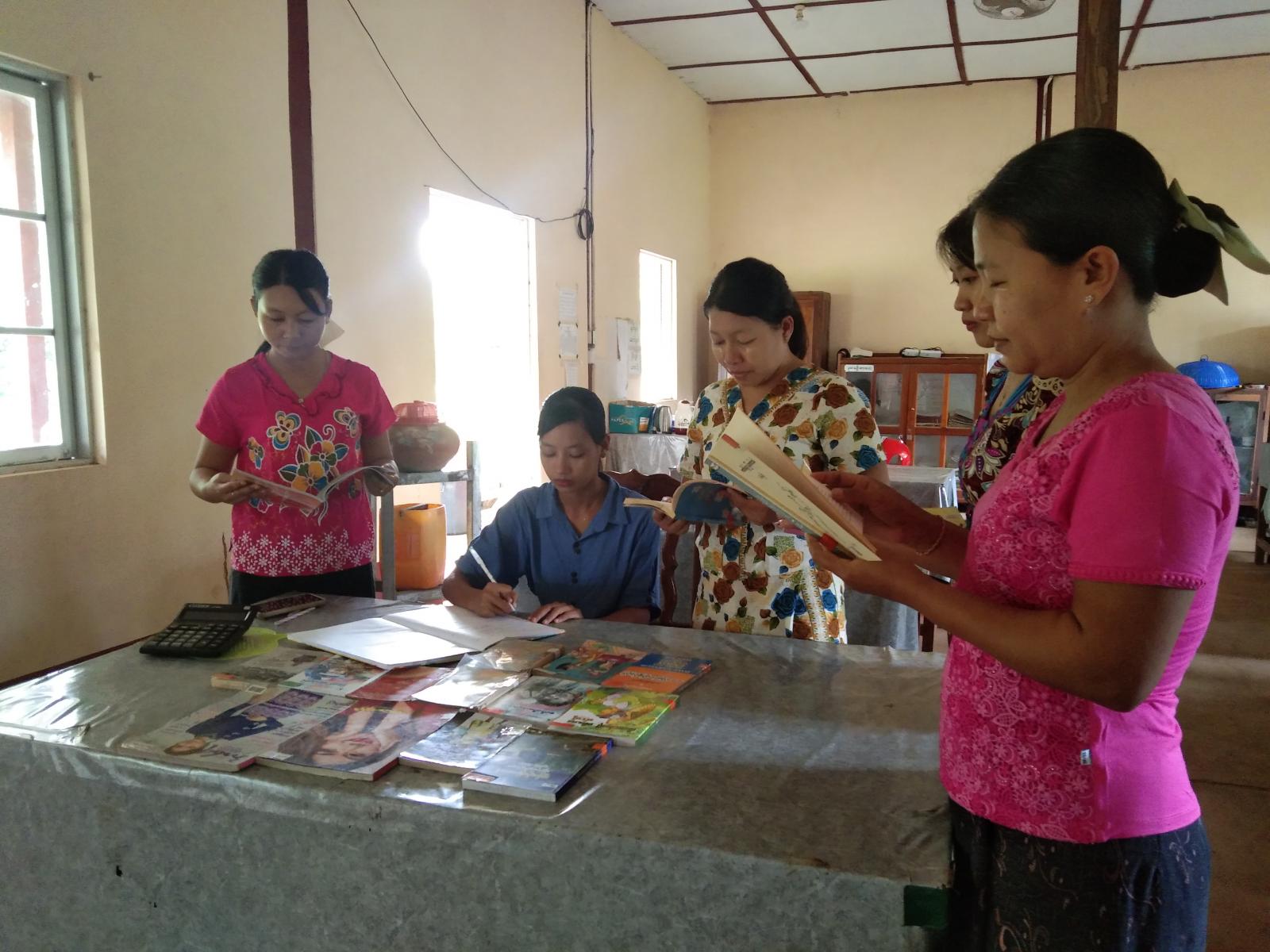 ပလောက်မြို့၌ ရွေ့လျားစာကြည့်တိုက်စနစ်ဖြင့် စာအုပ်စာစောင်များ အခမဲ့င