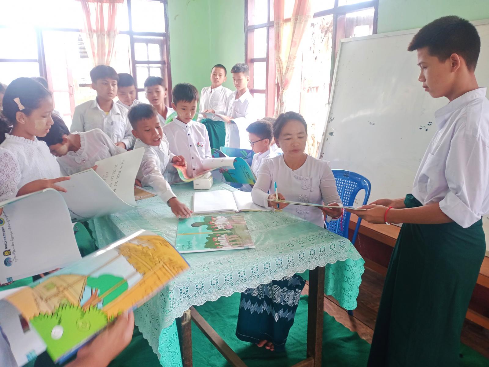 ပင်လုံမြို့၌ စာဖတ်ရှိန်မြှင့်တင်ရေး Mobile Library စနစ်ဖြင့် စာအုပ