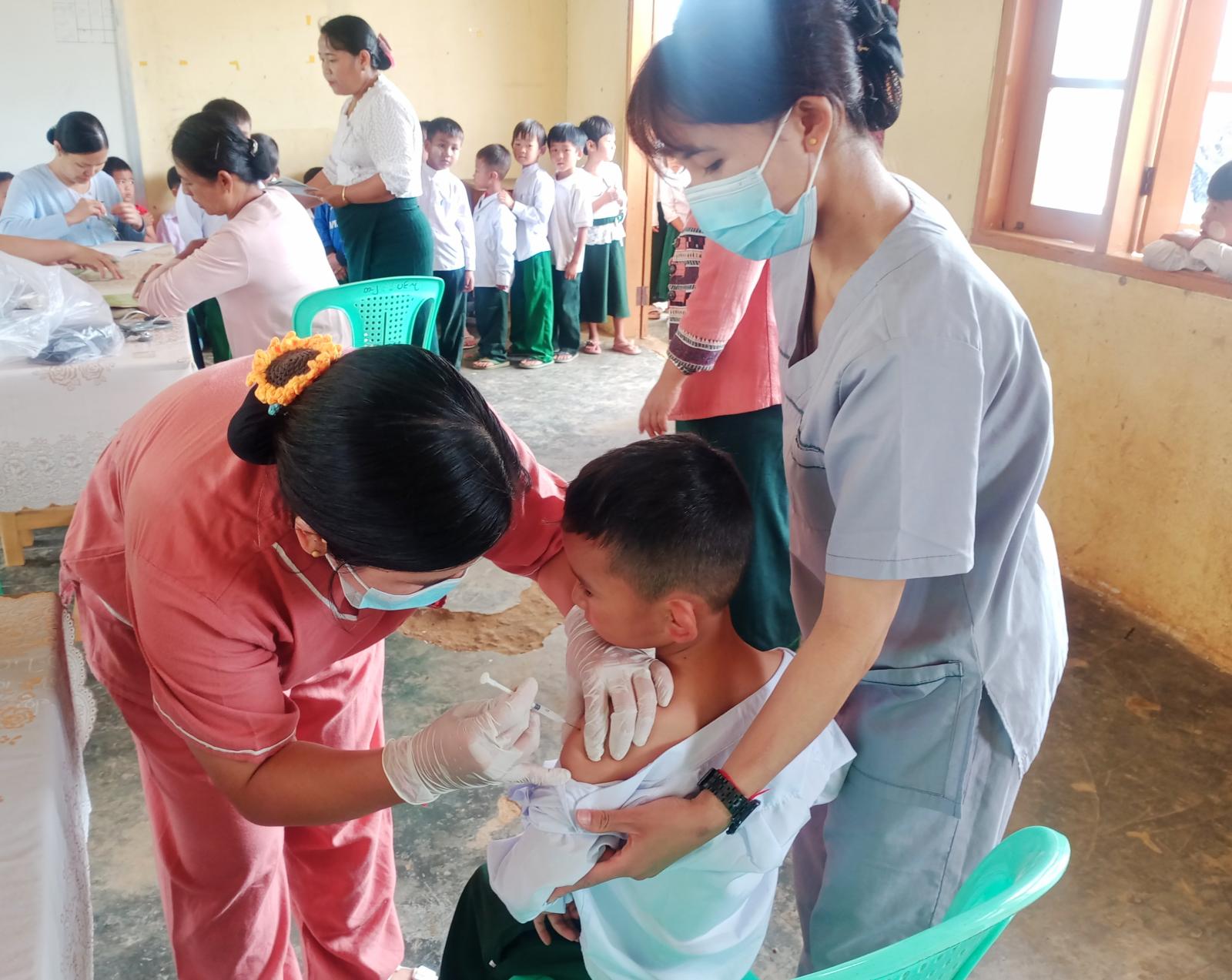 ပင်လုံမြို့၊ အ ထ က ၂ ကျောင်း၌ ကျောင်းသား ကျောင်းသူလေးများအား ဆုံဆို့