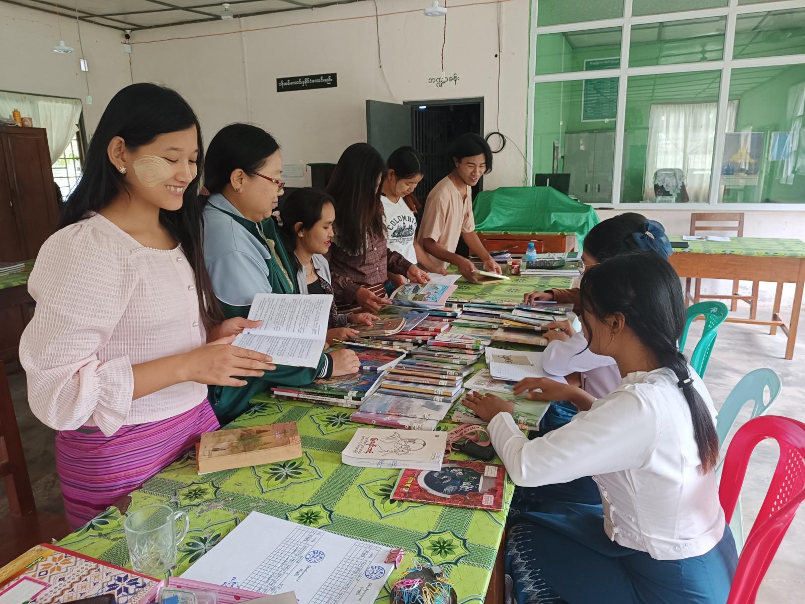 မိုင်းရှူးမြို့နယ်တွင် Mobile Library စနစ်ဖြင့် စာအုပ်စာစောင်များင