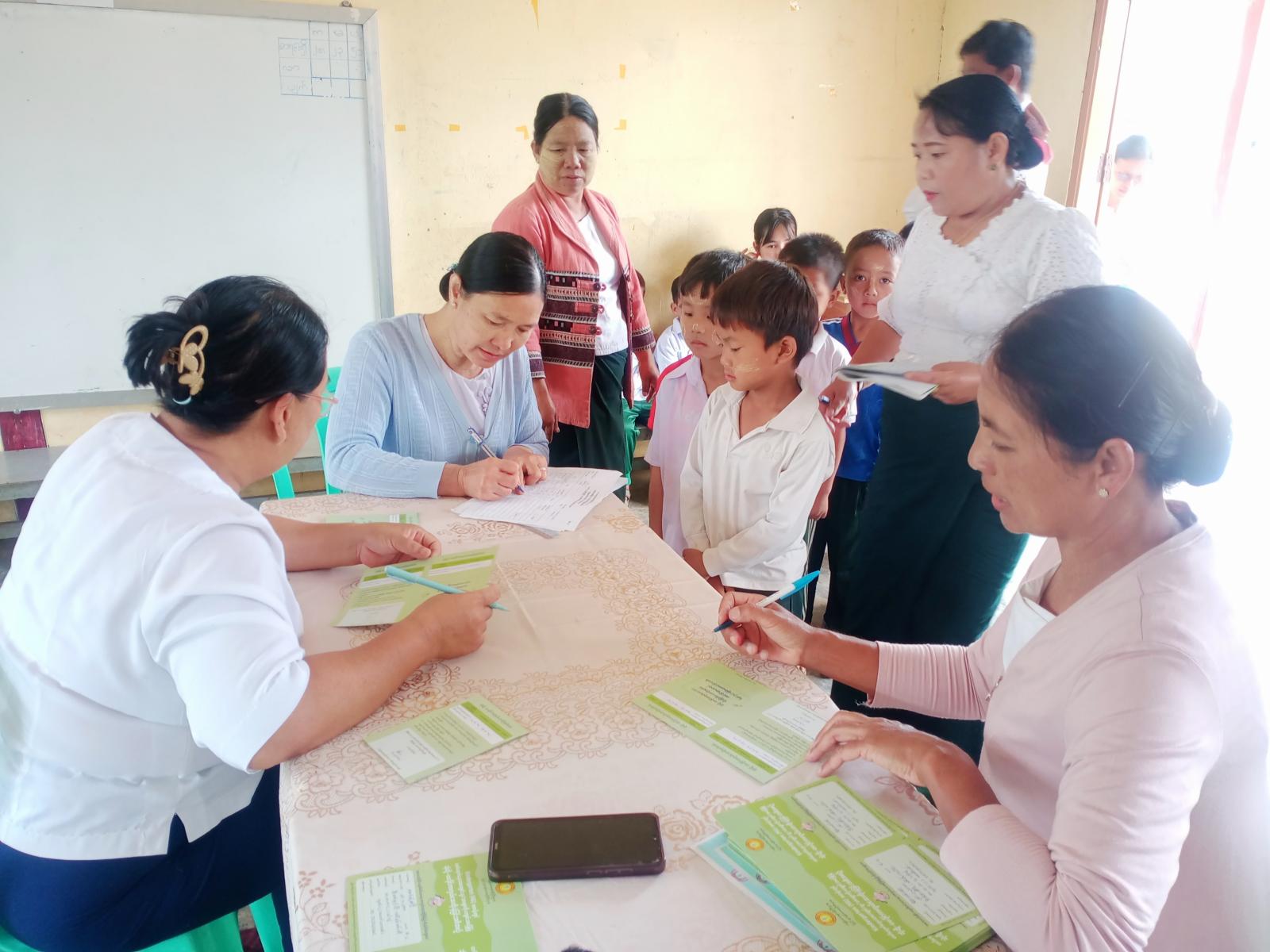 ပင်လုံမြို့၊ အ ထ က ၂ ကျောင်း၌ ကျောင်းသား ကျောင်းသူလေးများအား ဆုံဆို့