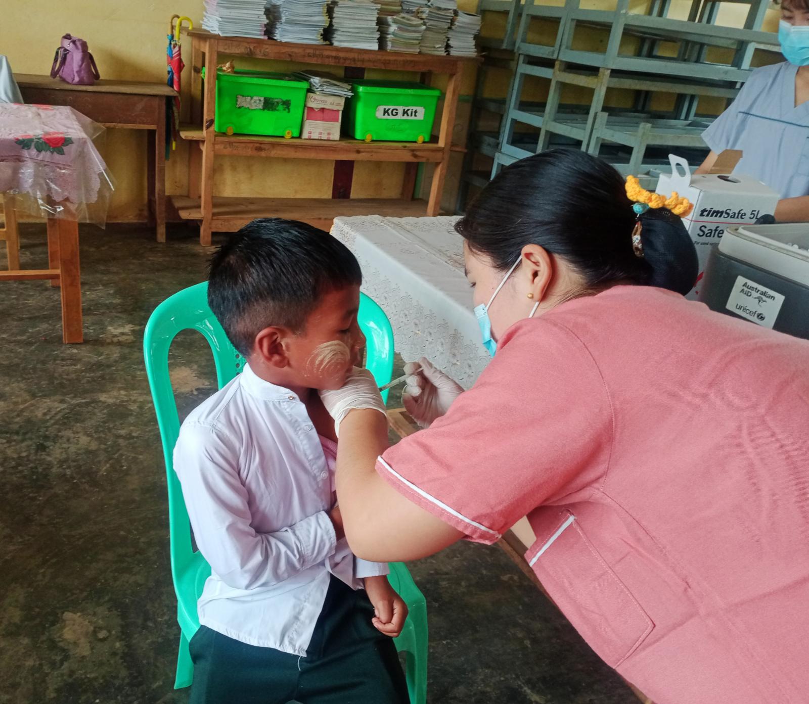 ပင်လုံမြို့၊ အ ထ က ၃ ကျောင်း၌ ကျောင်းသား ကျောင်းသူလေးများအား ဆုံဆို့