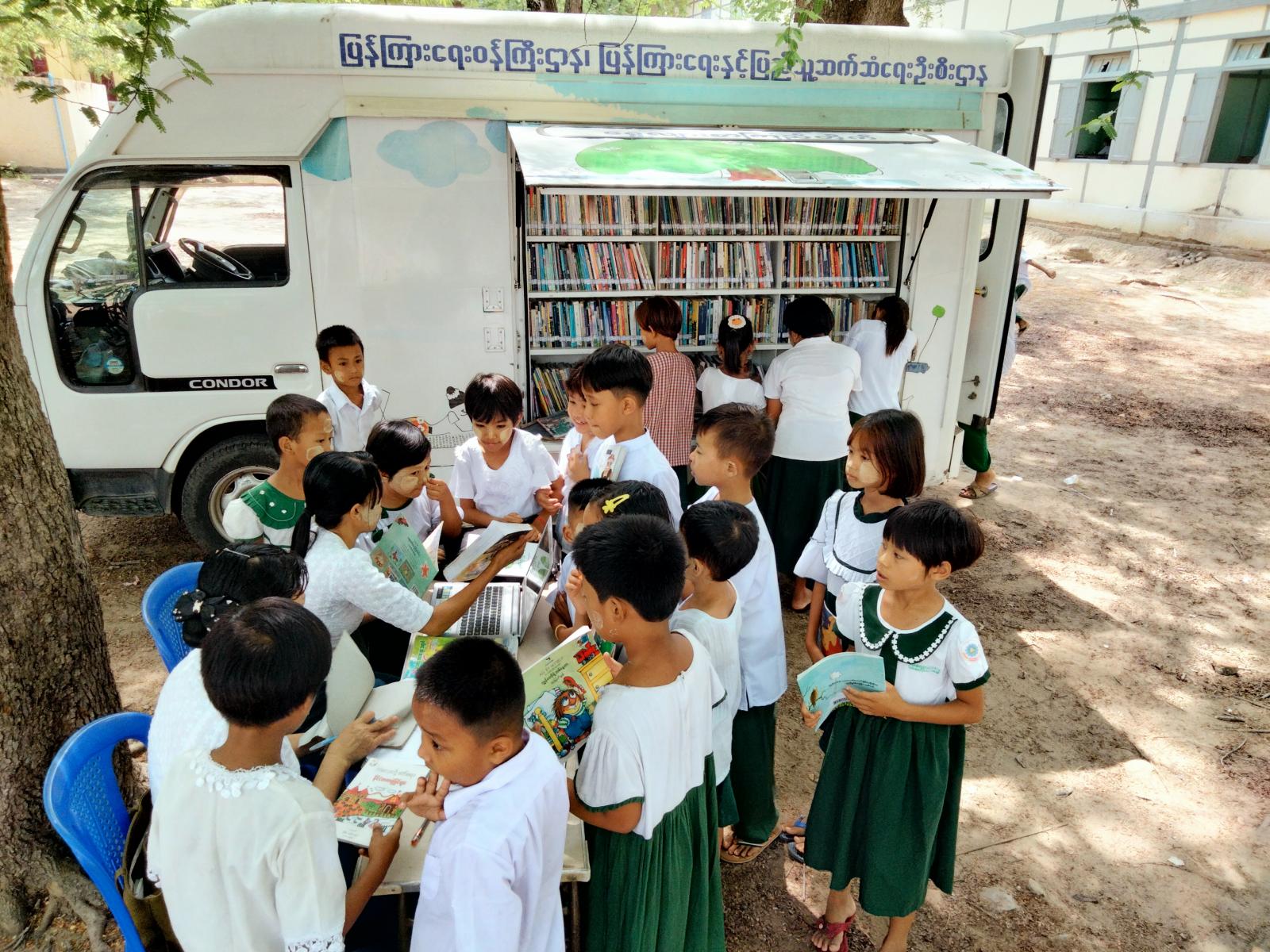 နတ်မောက်မြို့နယ် ပြန်ကြားရေးနှင့်ပြည်သူ့ဆက်ဆံရေးဦးစီးဌာနမှ ရွေ့လျားစာက