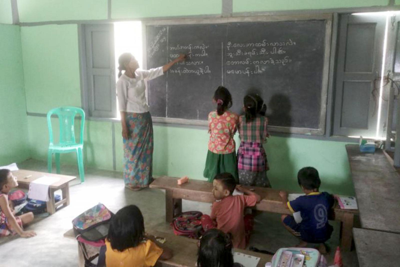 ရေနံချောင်းမြို့နယ်၌ မြစ်ရေဝင်ရောက်မှုကြောင့် ယာယီပိတ်ထားခဲ့သည့် အခ