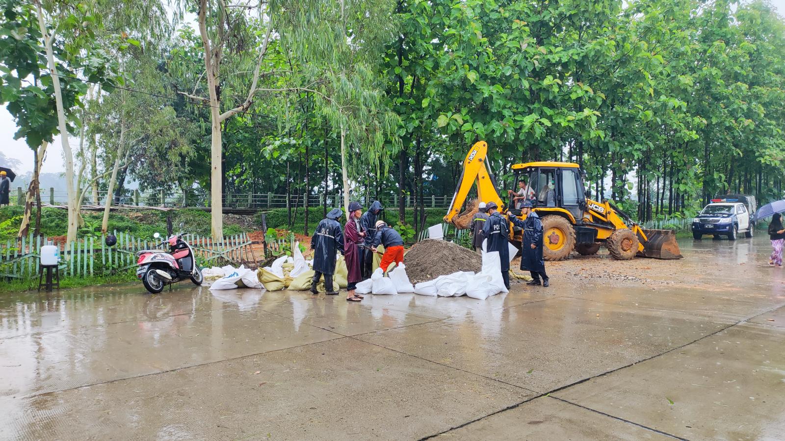 ခန္တီးမြို့၌ မိုးသည်းထန်စွာရွာသွန်းမှုကြောင့် မြေကျွံမှုဖြစ်ပွား